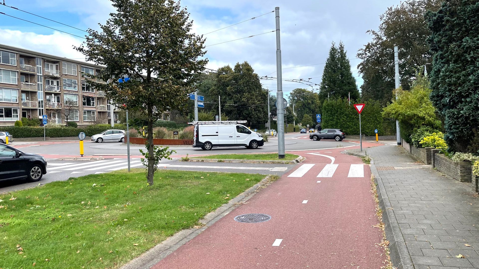 Fietser aangereden op beruchte rotonde in Velp, bestuurder rijdt door ...