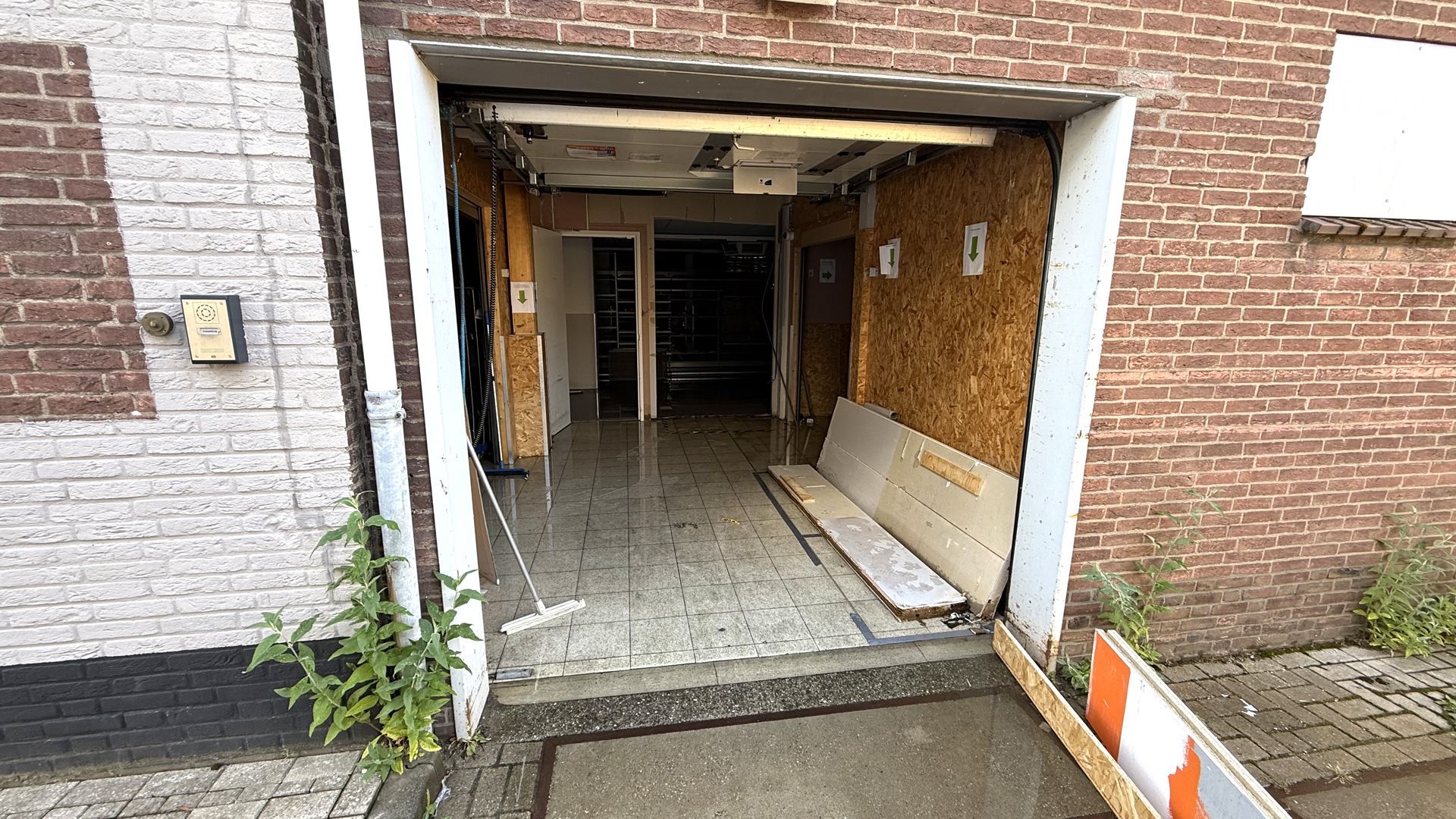 Voormalige Plus naast Albert Heijn in Rheden blank na sabotage: water ...