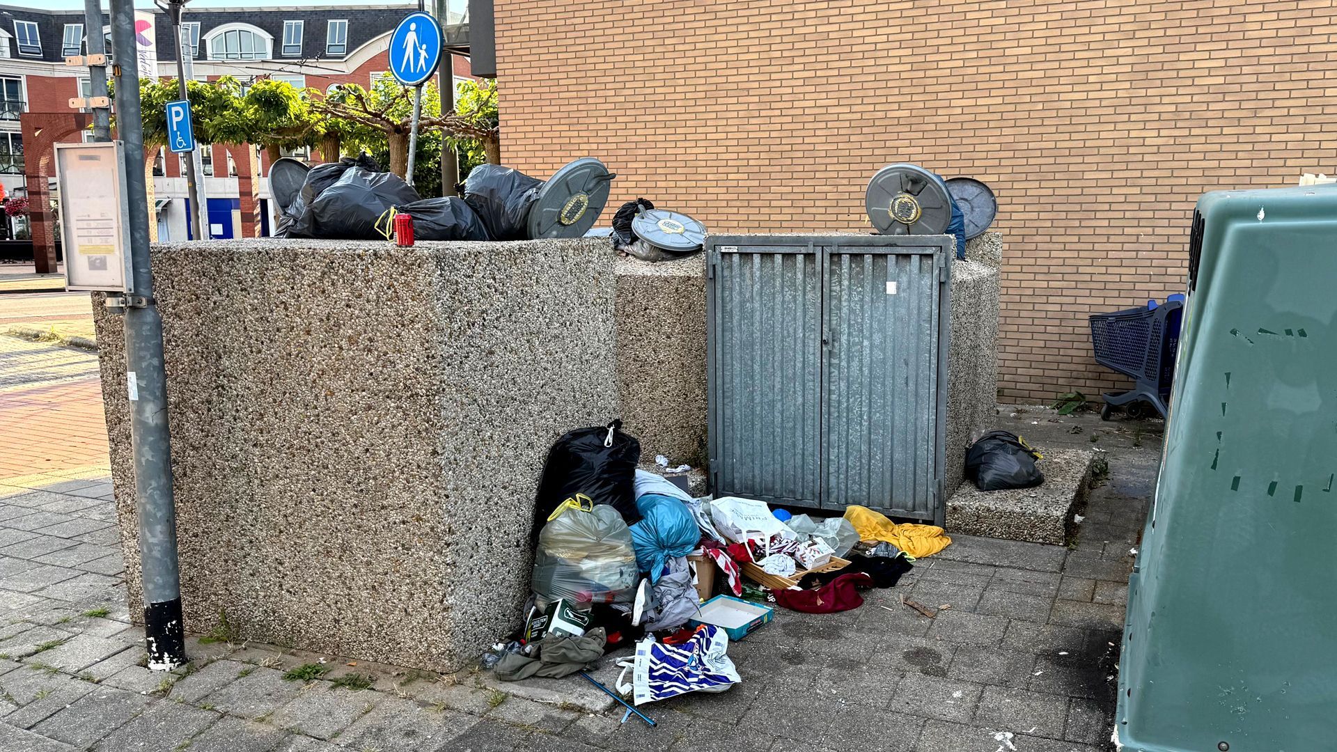 Berg afval naast container zorgt voor grote ergernis in Velp - Streeknieuws
