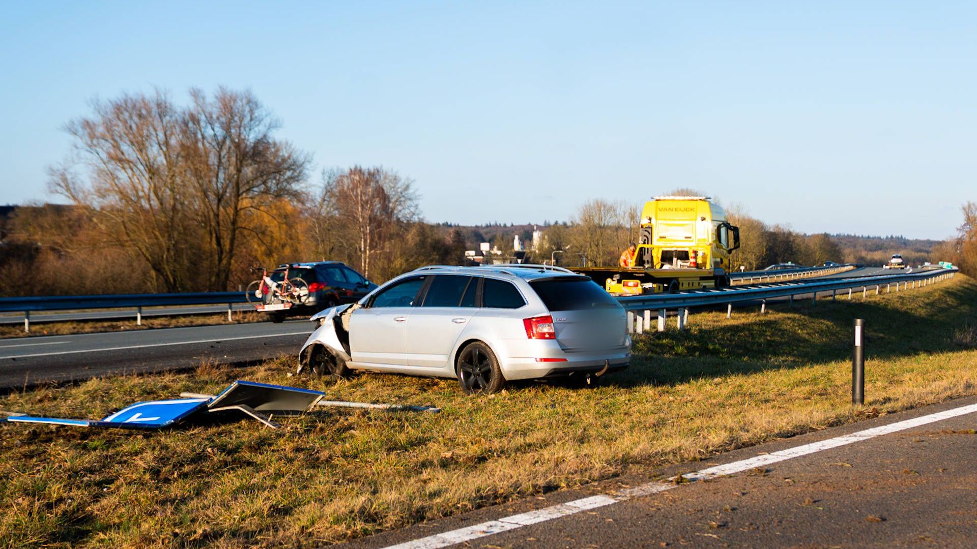 Frontale botsing met vangrail op A348 - Streeknieuws
